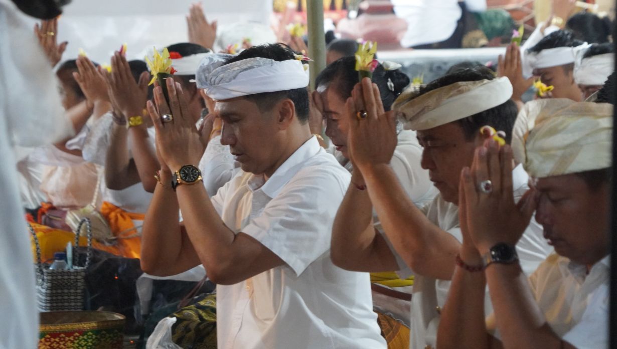 Pjs Bupati Jembrana Ngaturang Sembah Bakti Pujawali Pura Dang Kahyangan ...