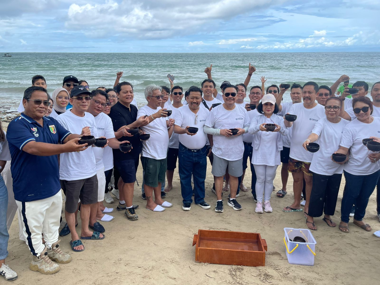 Peduli Alam, Peradi Lepas Tukik dan Bersihkan Pantai Jimbaran - Bali ...